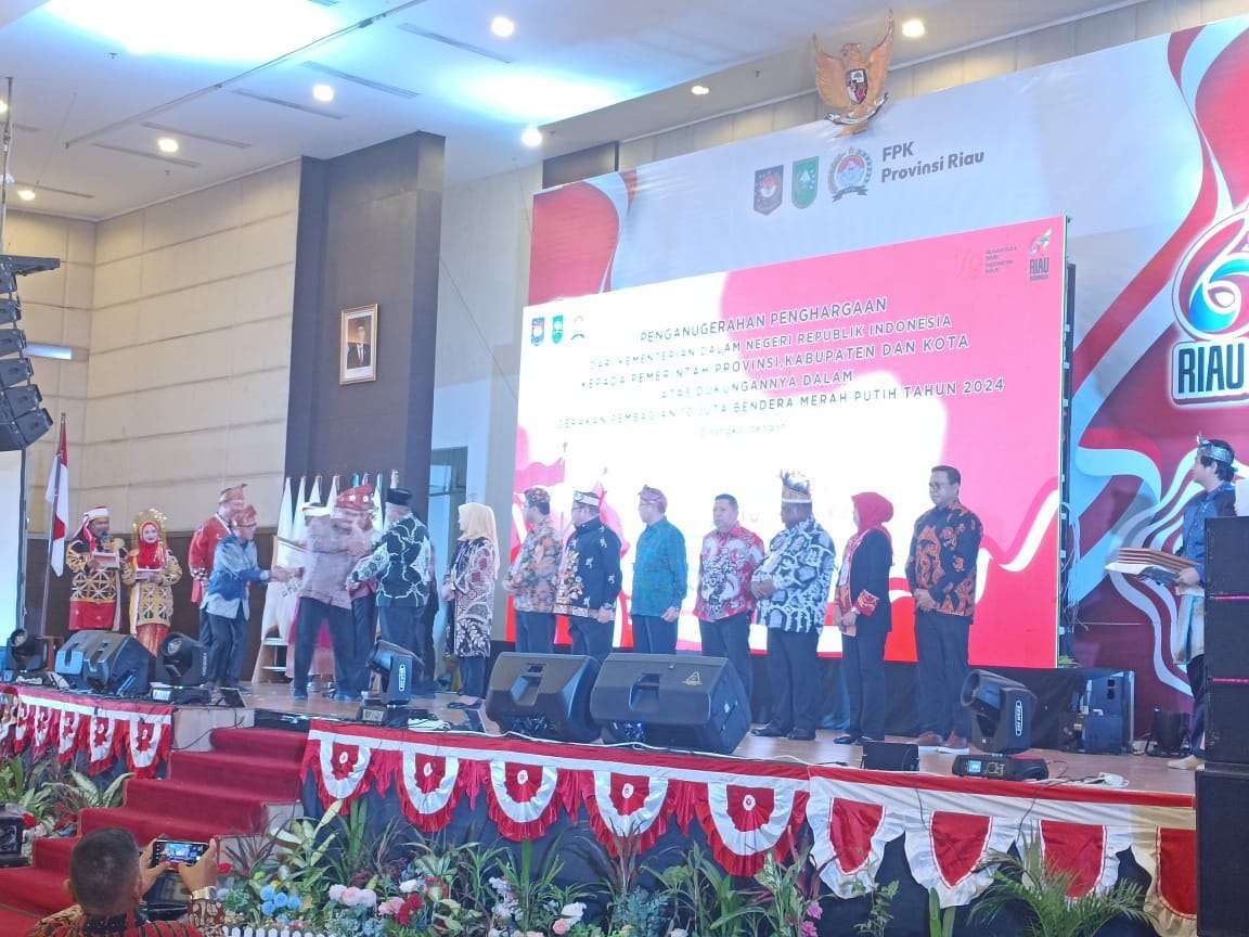 Pemko Pekanbaru Raih Penghargaan Gerakan Pembagian 10 Juta Bendera ... Pemko Pekanbaru Raih Penghargaan Gerakan Pembagian 10 Juta Bendera ...