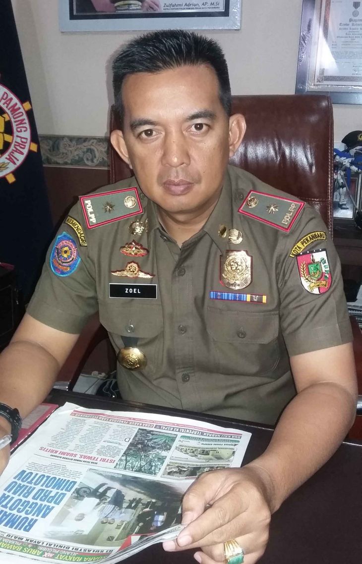 Satpol PP Tertibkan Baliho Tak Berizin - Pekanbaru.go.id