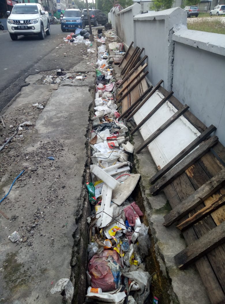 DLHK Bersihkan Tumpukan Sampah di Kota Tinggi - Pekanbaru.go.id